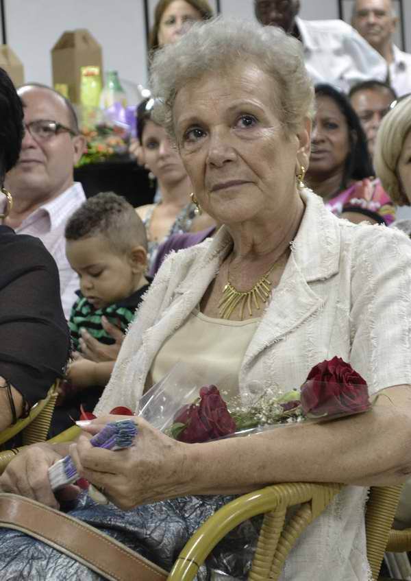 Reconocen a grandes de la cultura cubana