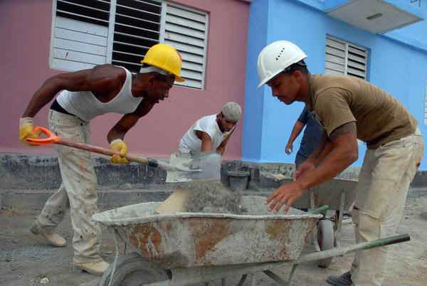 Celebran su día constructores cubanos